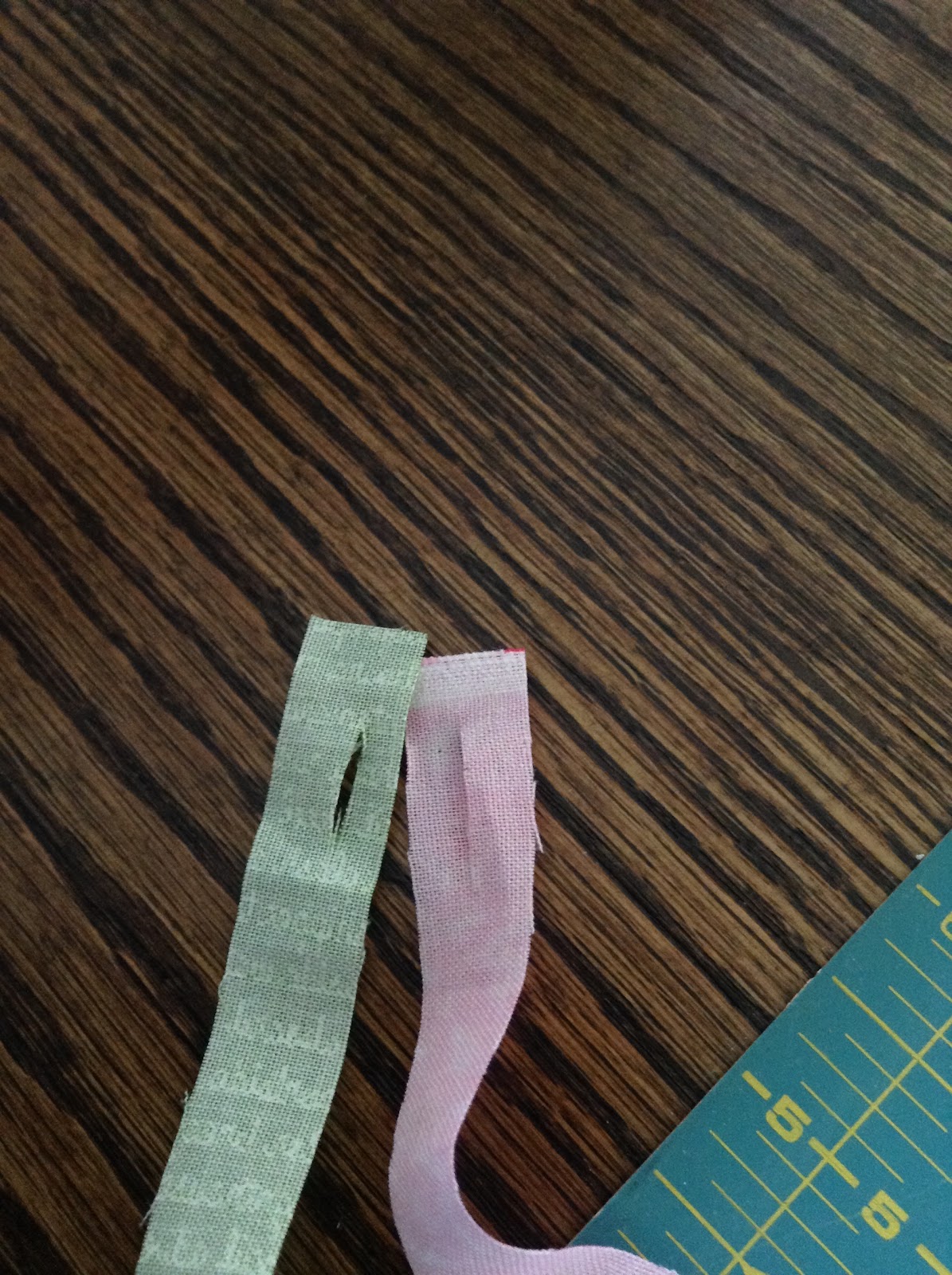 Northern Deb Quilts: Tutorial: Crochet a rag rug from strips