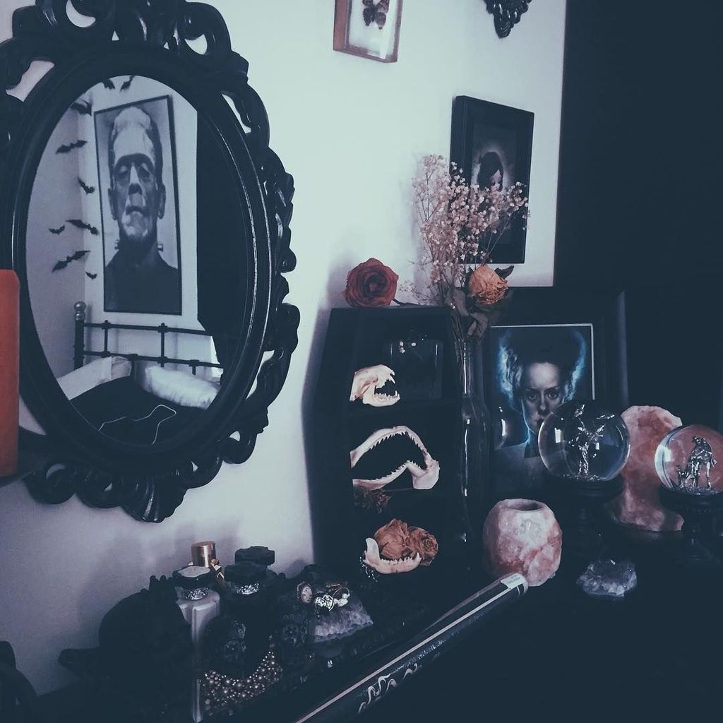 30+ Extraordinary Horror Living Room Decor Ideas