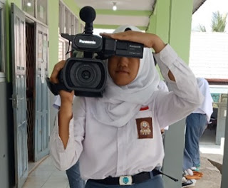 Cara Memegang Kamera DSLR dan Camcorder - awiracr
