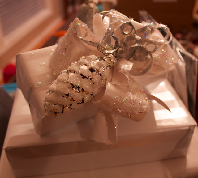 Notes from A Cottage Industry: Foofy-and-oh-so-fancy gift wrap ideas.