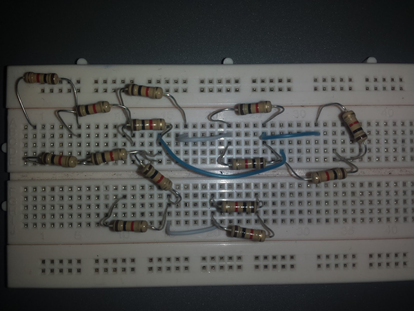 El circuito armado en el protoboard seria el siguiente:
