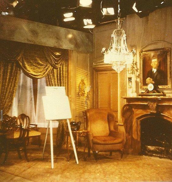 Shadows on the Wall: An Online Dark Shadows Fanzine: Old House Set