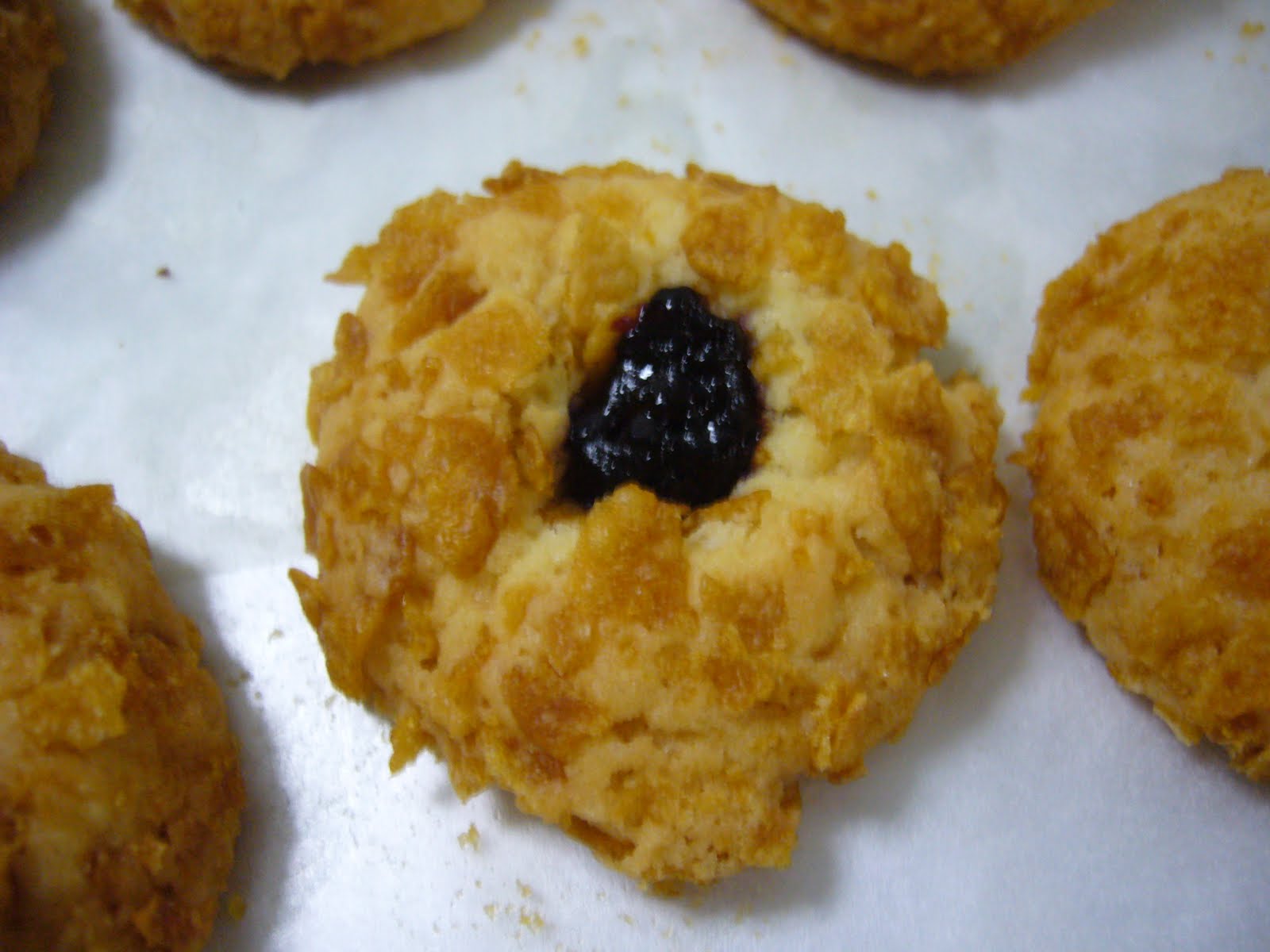 Food of my life: CNY 2011 Bakes - Jam filled corn flake cookies