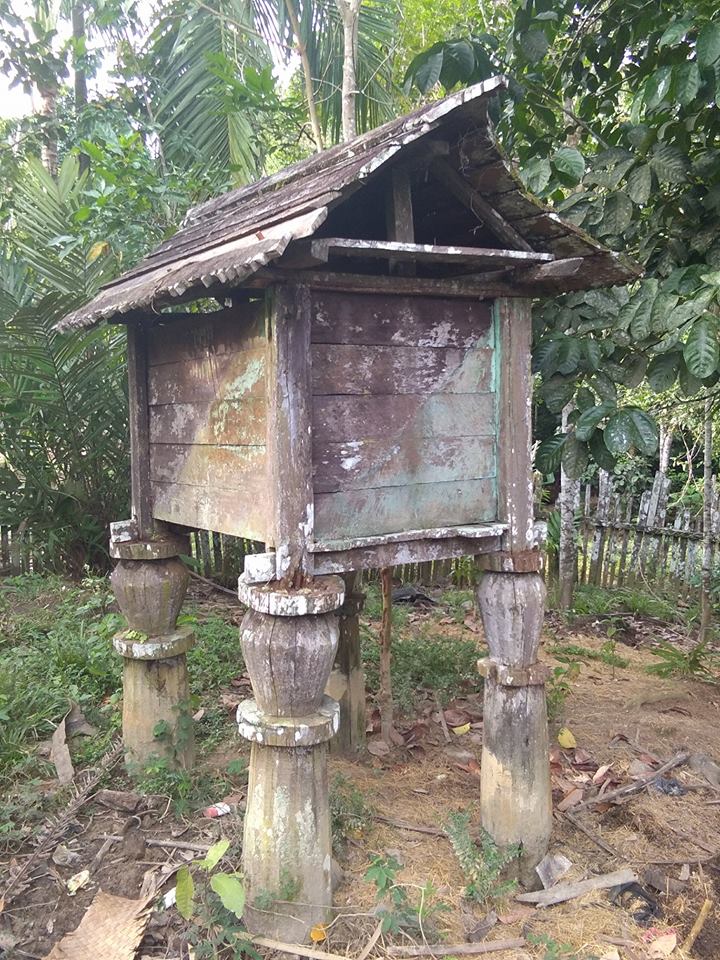 Sandung / Sanuk (Tempat Menyimpan Tulang Belulang Manusia) Dayak ...