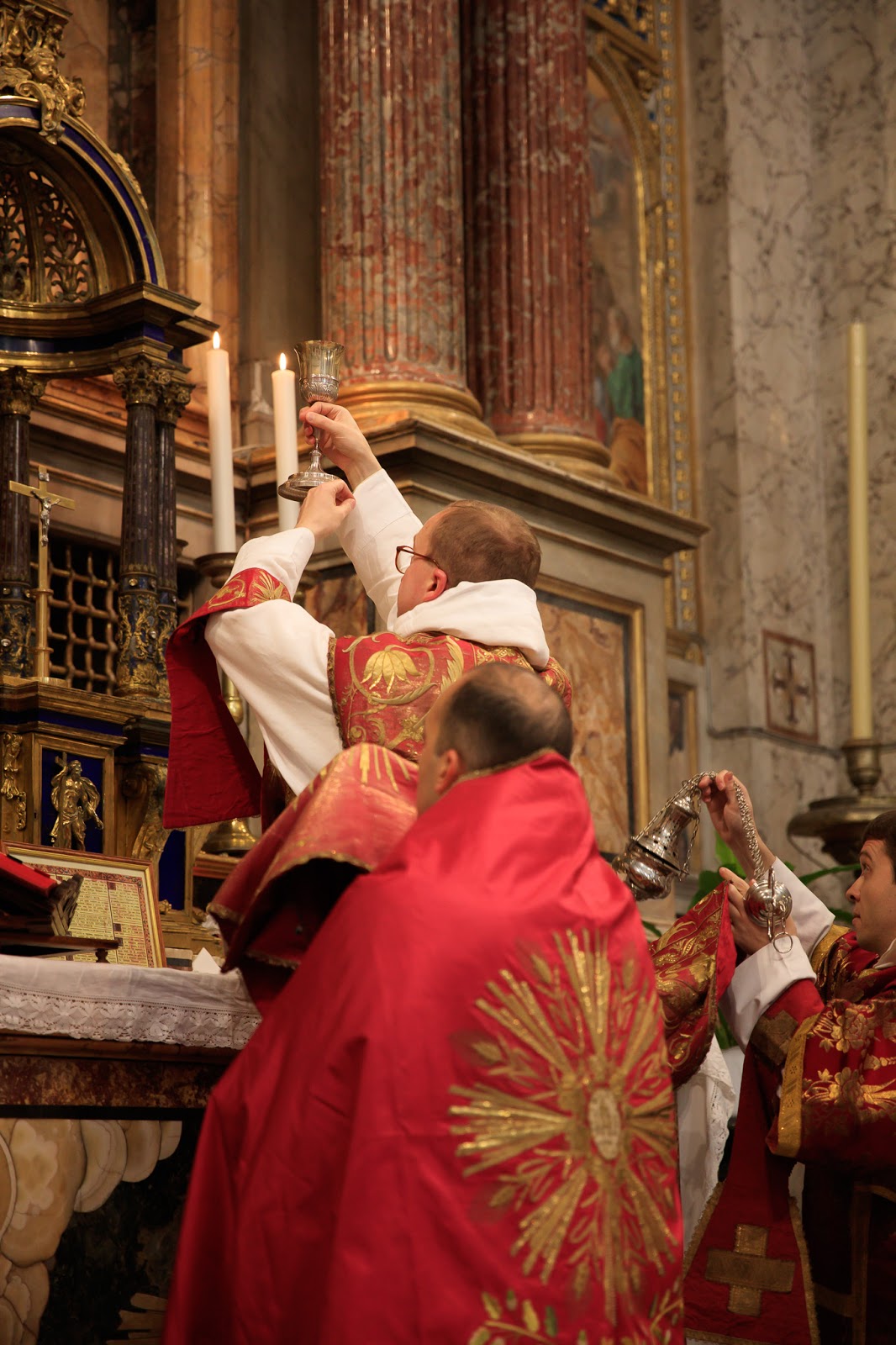 New Liturgical Movement: Pictures of Solemn Masses at the Angelicum in Rome