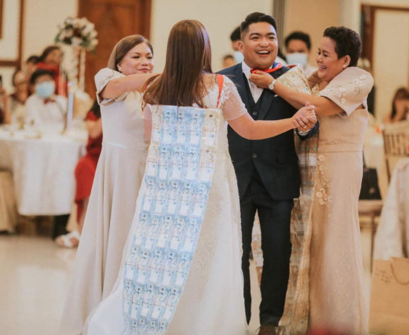 Couple receives money cape worth P100K during their wedding dance ...