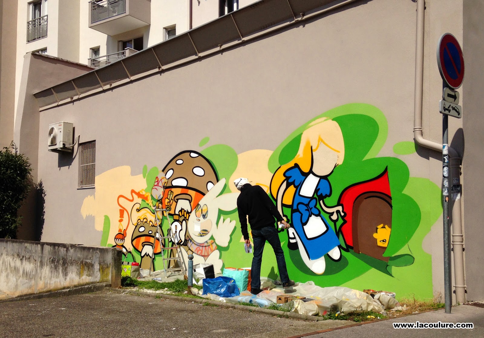 collectif La Coulure - graffiti lyon: mur Alice au Pays des Merveilles