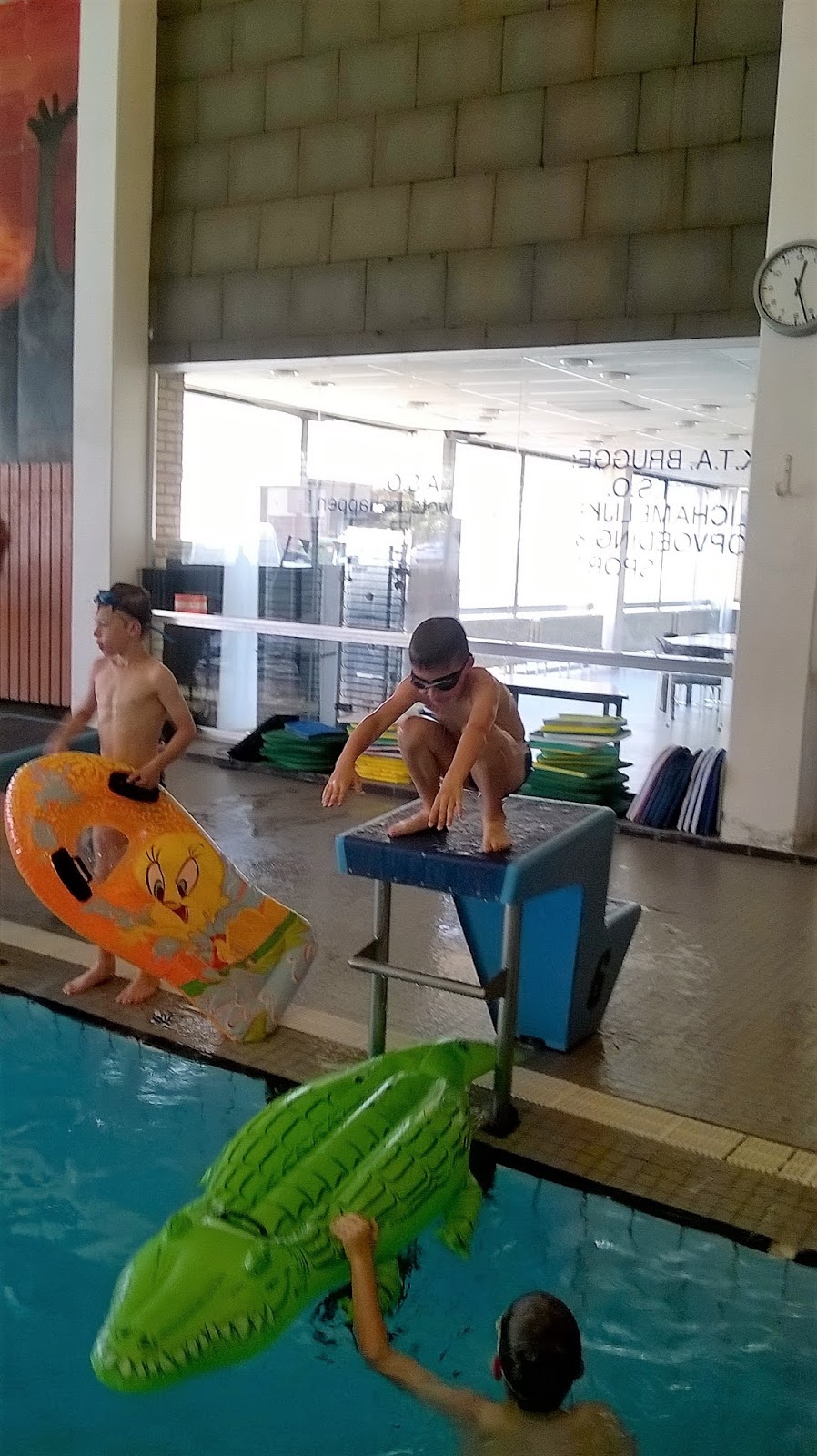juf hilde en juf nadine: Fun in het zwembad en een leuke fancy!!