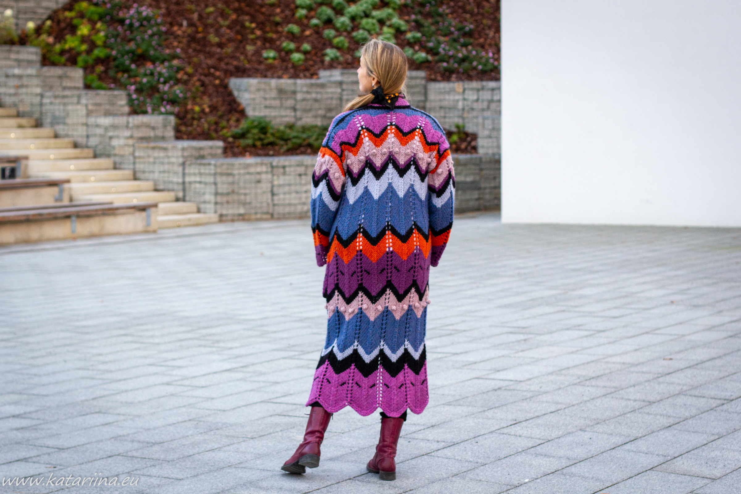 Katariina kudugurmee: Pikk ja sakiline mantel.