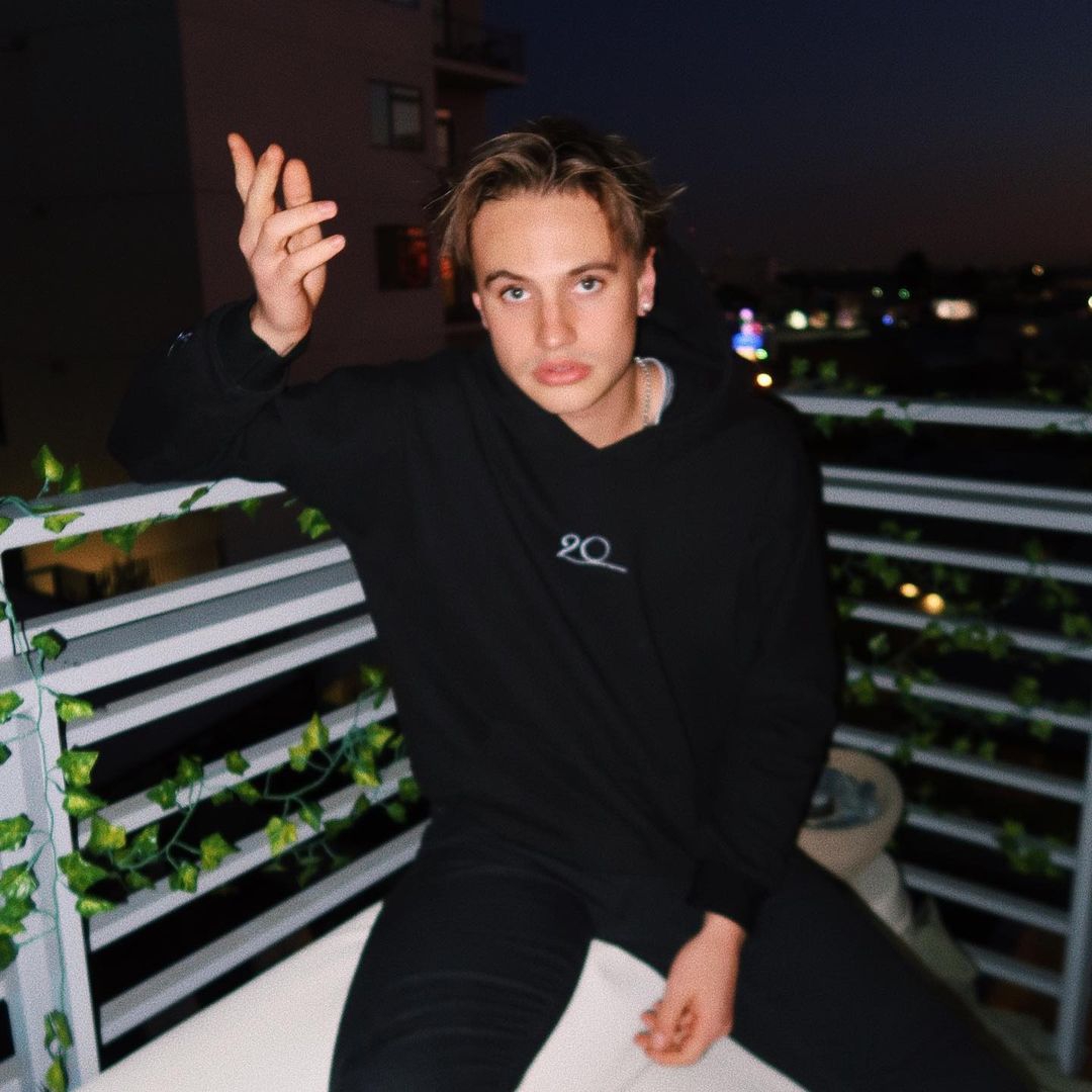 Actor Daniel Mickelson Bio, Age, Wife, Wife, Instagram, Net Worth ...