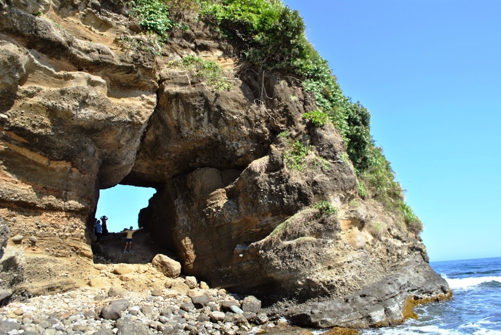 EllaineJoye: Lover's Rock: Bantay Abot Caves & Timmangtang Rock