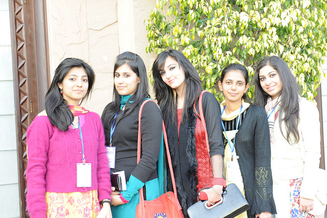 SOCAIL STUDENT NETWORK PAKISTAN: GIRLS STUDENT OF PESHAWAR UNIVERSITY
