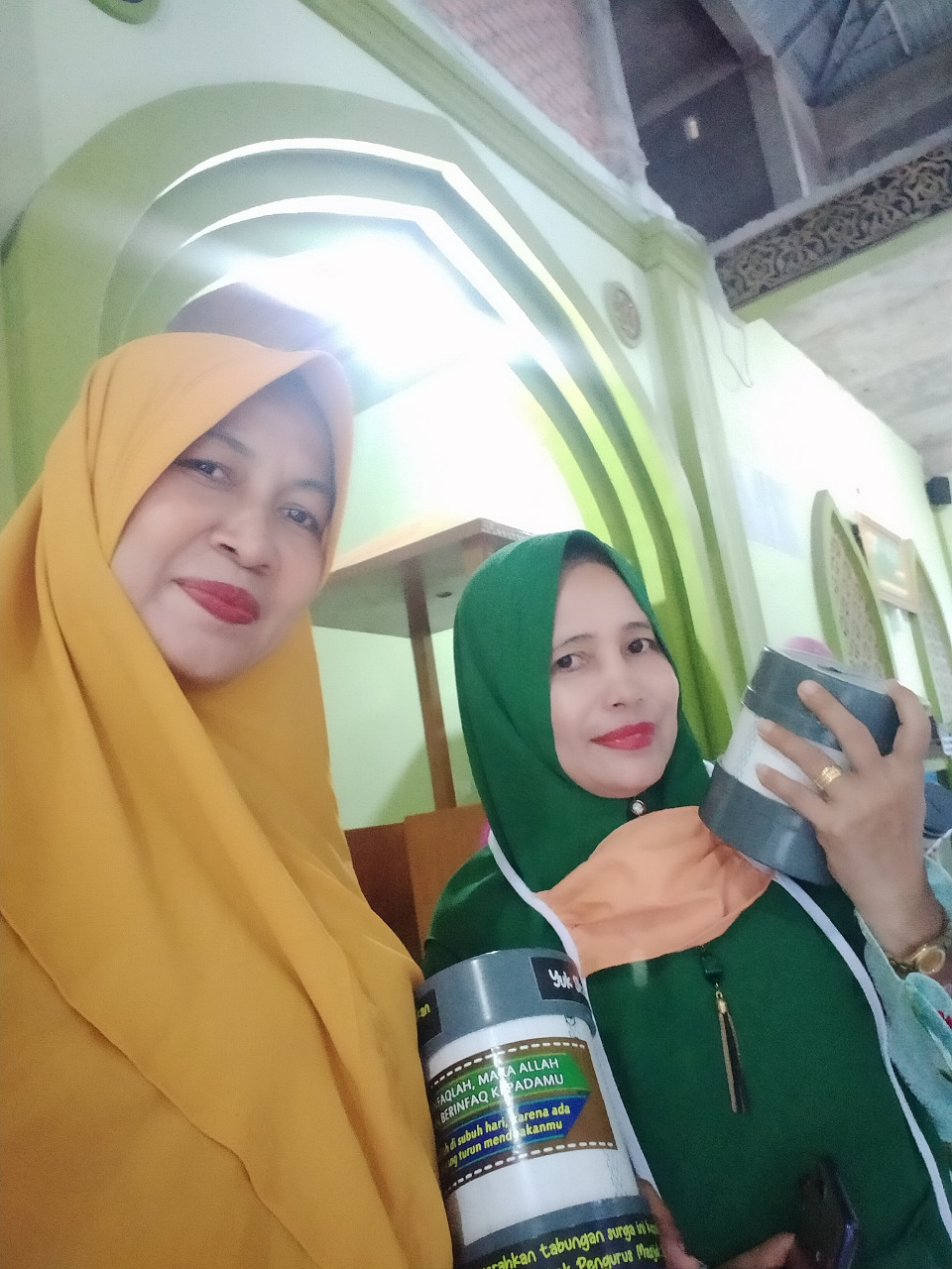 Kaum Ibu Antusias Menerima Tabung Infak - Masjid Al-Muhajirin