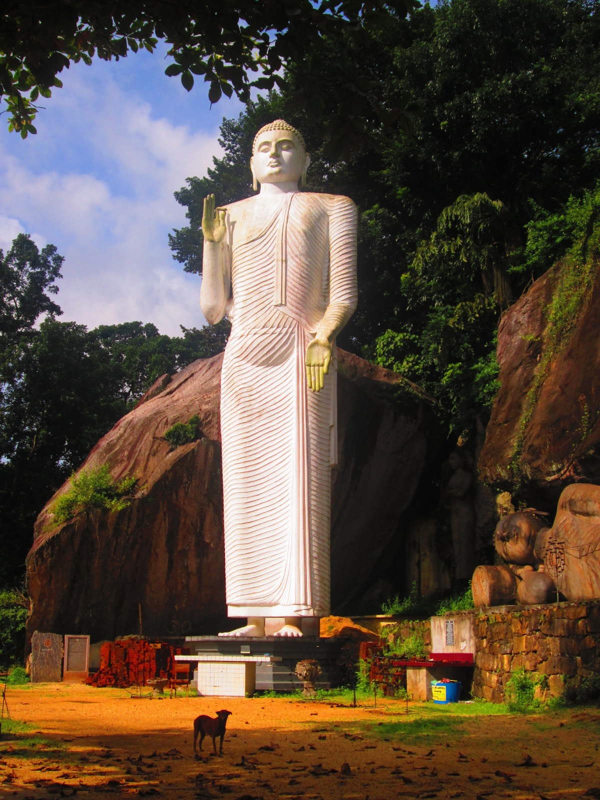 Budget Travelling: Ambulgama Temple - Sri Lanka