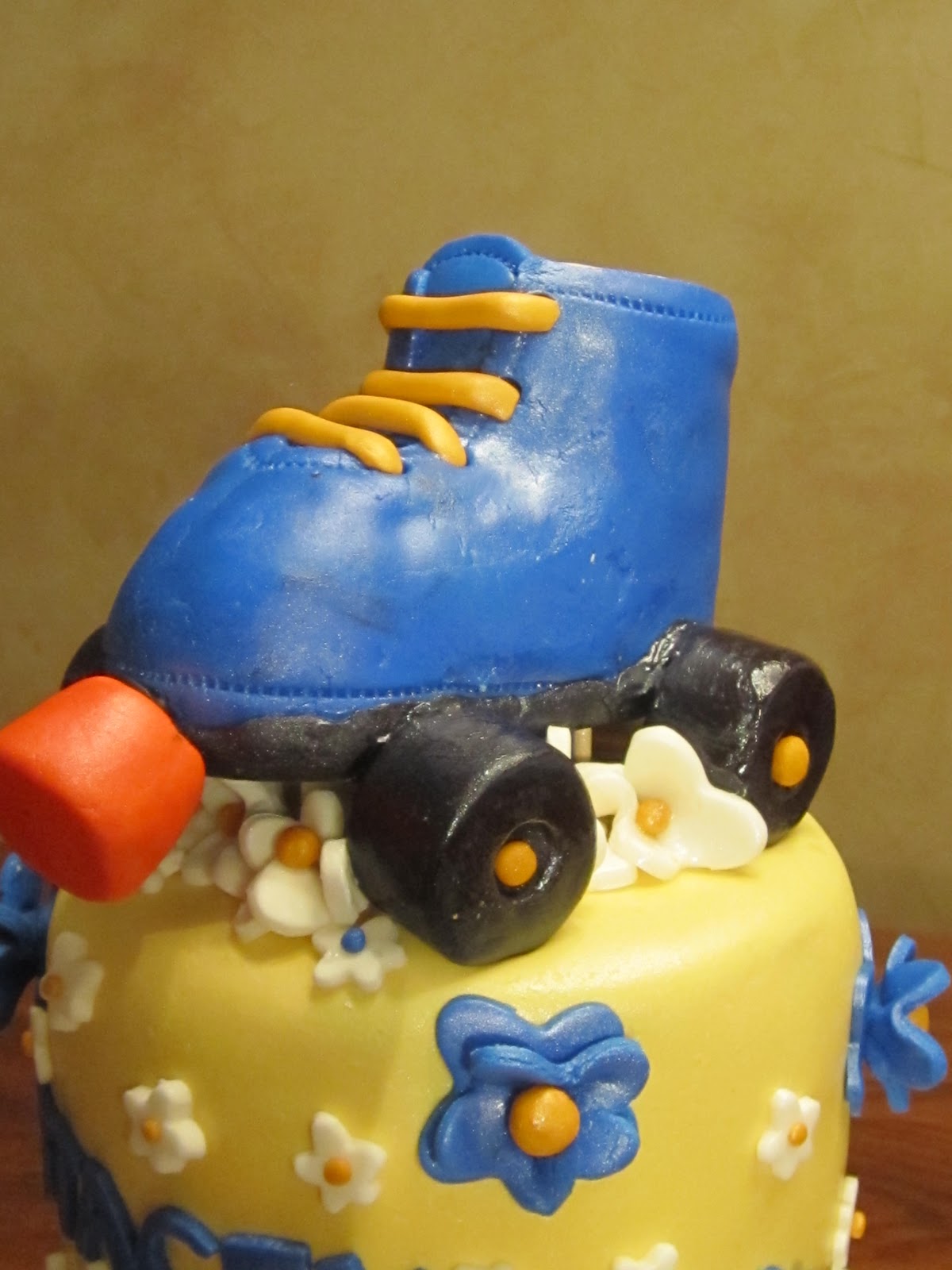 Frosted Insanity: Stacey's roller-skate cake