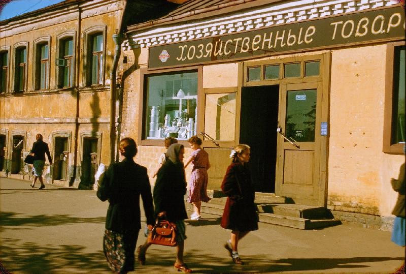 47 Fascinating Color Photographs That Capture Street Scenes of the USSR ...