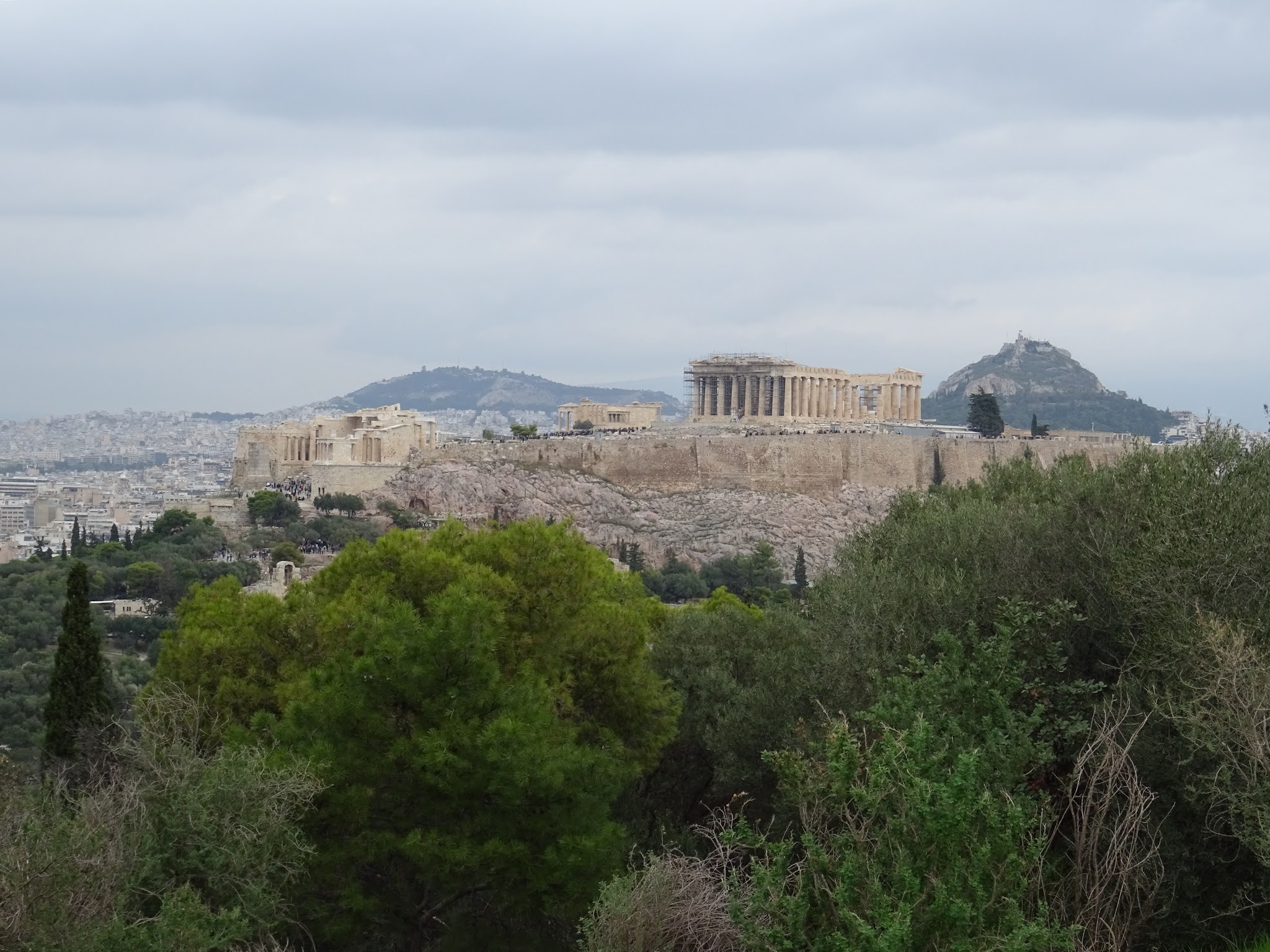 La noche sobre Atenas desde el monte Licabeto