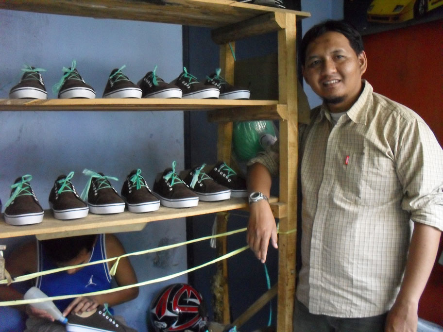 Produsen Sepatu Bandung: Home Industri Sepatu Spesialis Sepatu Distro ...