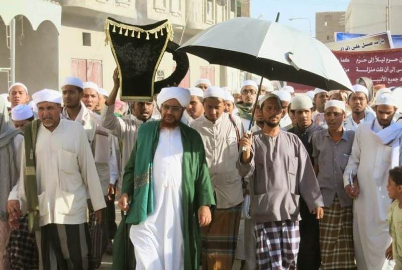 Kisah Habib Umar bin Hafidz Makan Makanan Sisa Santrinya | Kajian Islami Kisah Habib Umar bin Hafidz Makan Makanan Sisa Santrinya | Kajian Islami