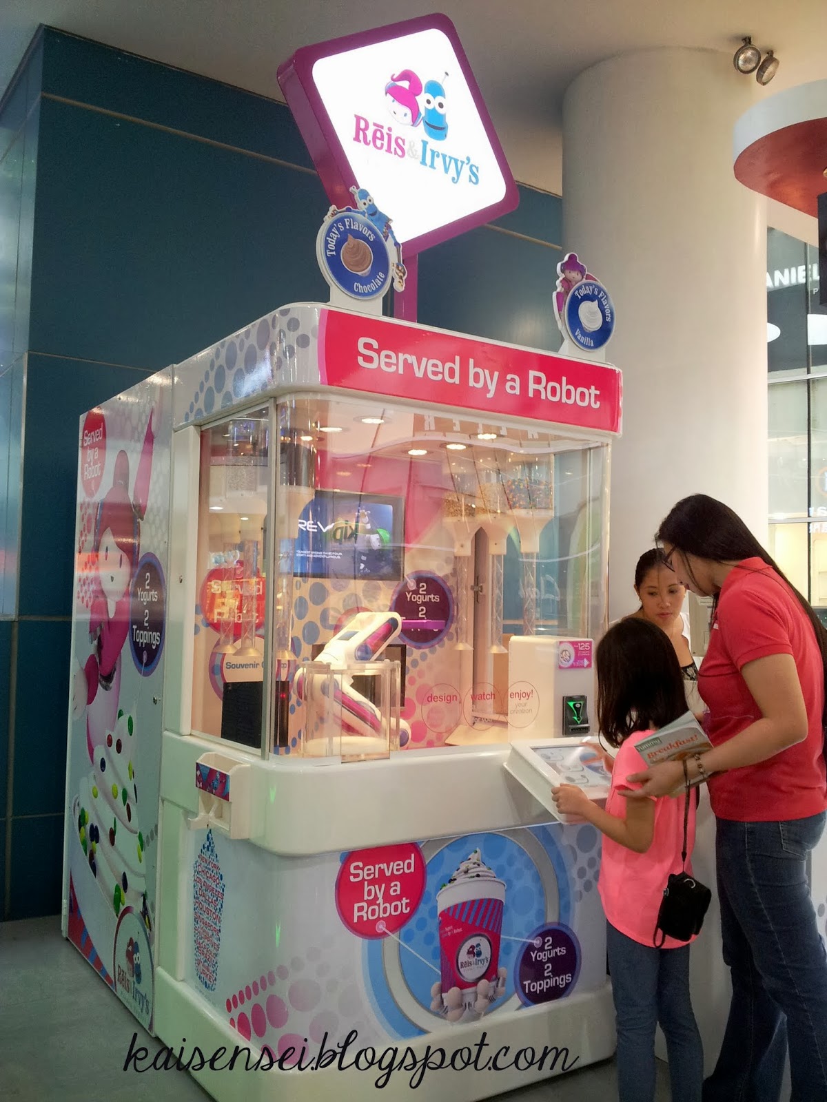 Brew of The Day: Reis and Irvy's Frozen Yogurt - Served by a Robot