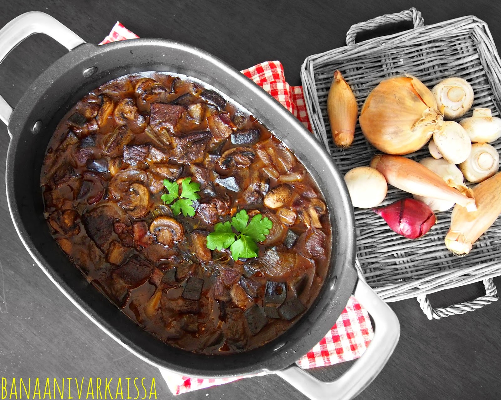 banaanivarkaissa: Punaviinissä haudutettu lihapata