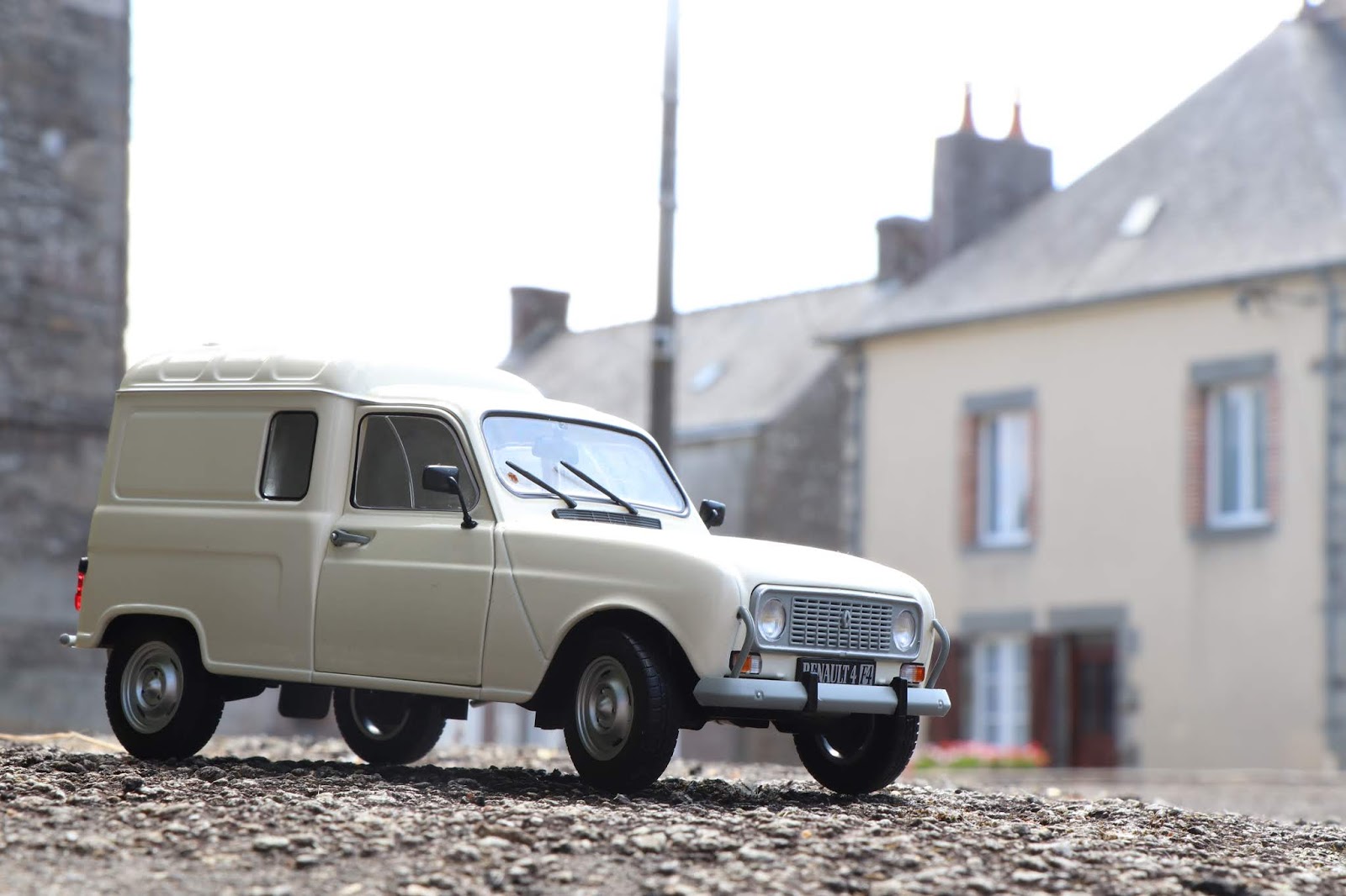 Deux Renault 4L fourgonnette disponibles chez Solido à l'échelle 1/18 ...