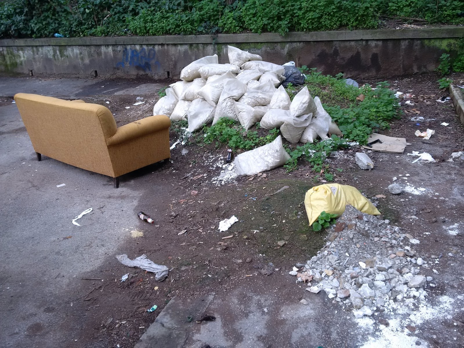 ROMA FA SCHIFO: Discarica e cacatoio a Porta Maggiore. Pensare che ...