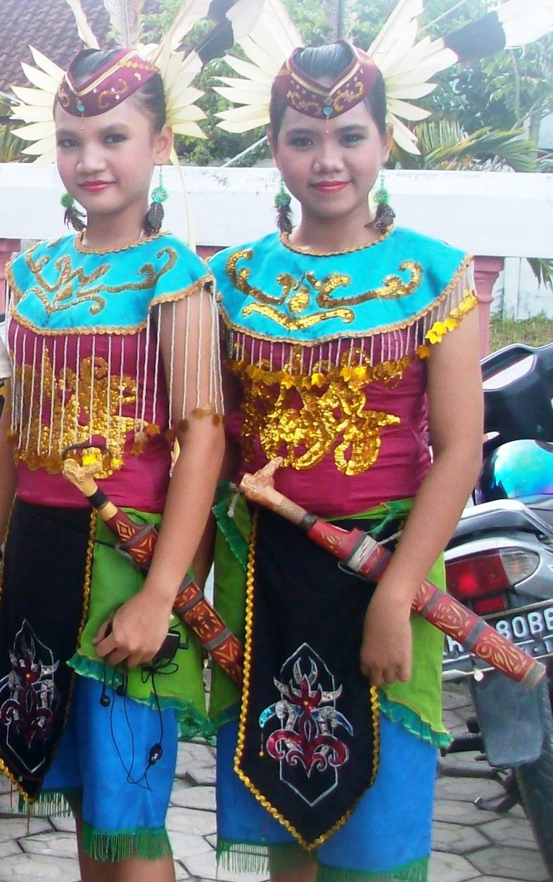 INFOTAINMENT: tari mandau