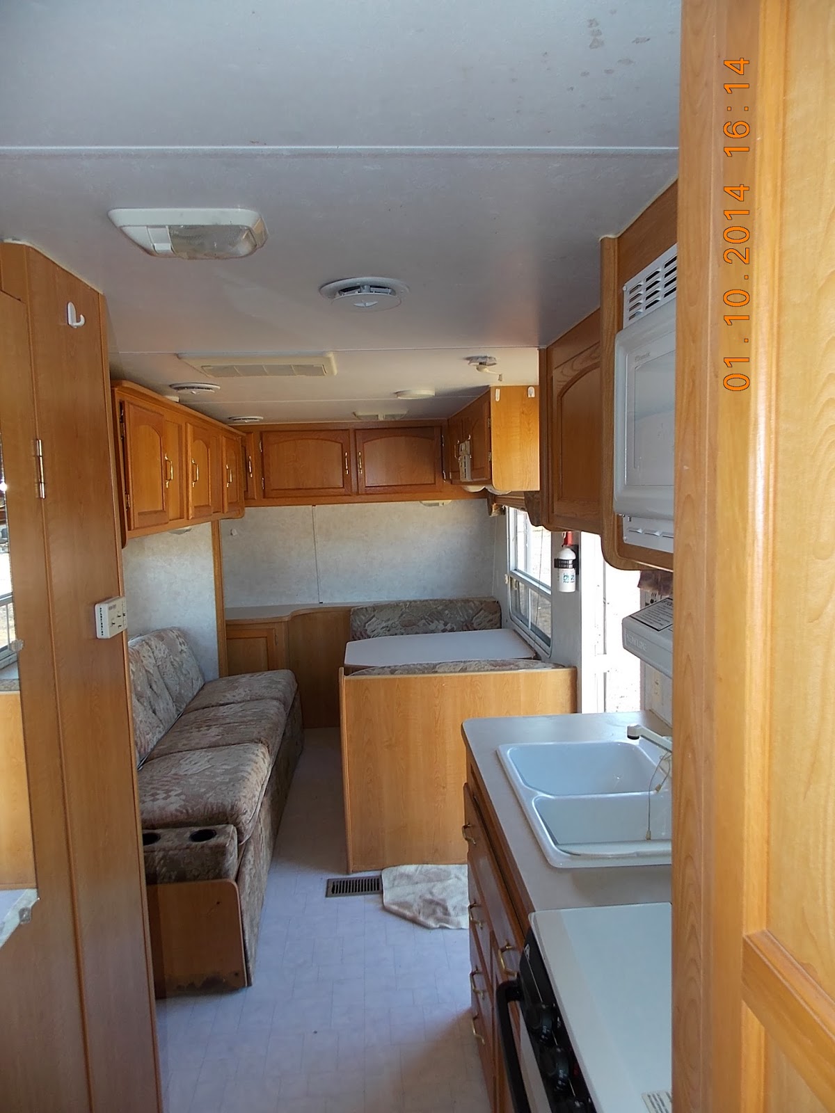 Parking Zone 82: 2001 LAYTON 27' TRAVEL TRAILER $5600