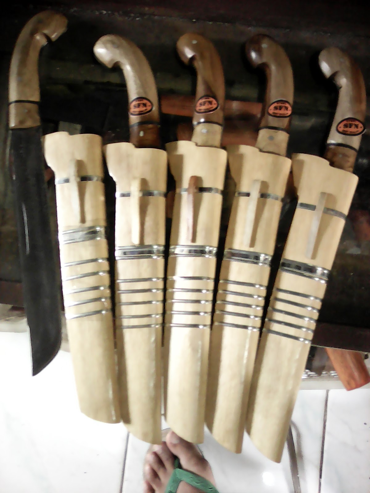 "Toko Aneka perkakas" alat2kebersihan,pertanian,alat tukang dan ...