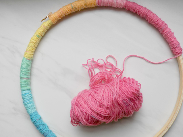 One Savvy Mom ™ | NYC Area Mom Blog: Easy DIY Gradient Rainbow Yarn ...