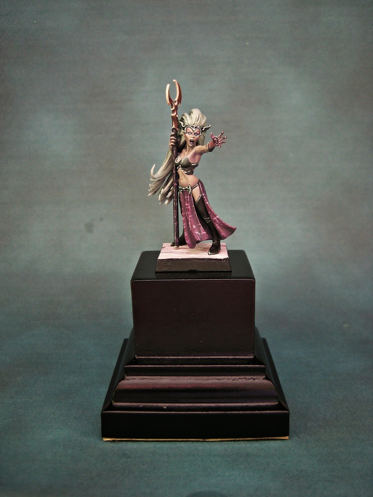 Ivan Serra: Slaanesh Dark Elf Sorceress