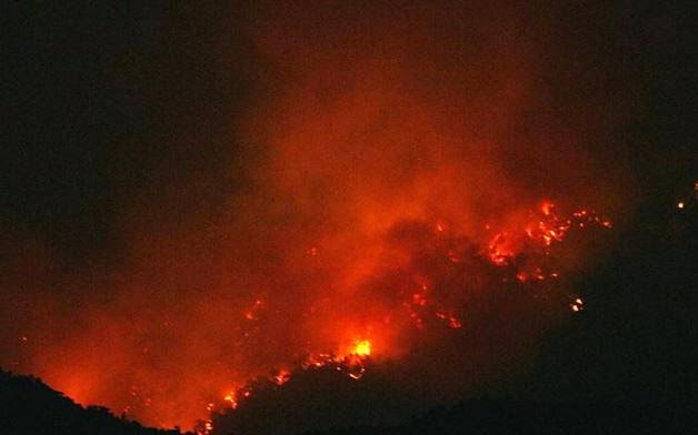ΦΩΤΙΑ ΣΤΗΝ ΑΝΔΡΟ! ΚΑΙΕΙ ΑΠΟ ΤΙΣ 8 ΤΟ ΒΡΑΔΥ, ΔΕΝ ΑΠΕΙΛΕΙ ΚΑΤΟΙΚΗΜΕΝΗ ...