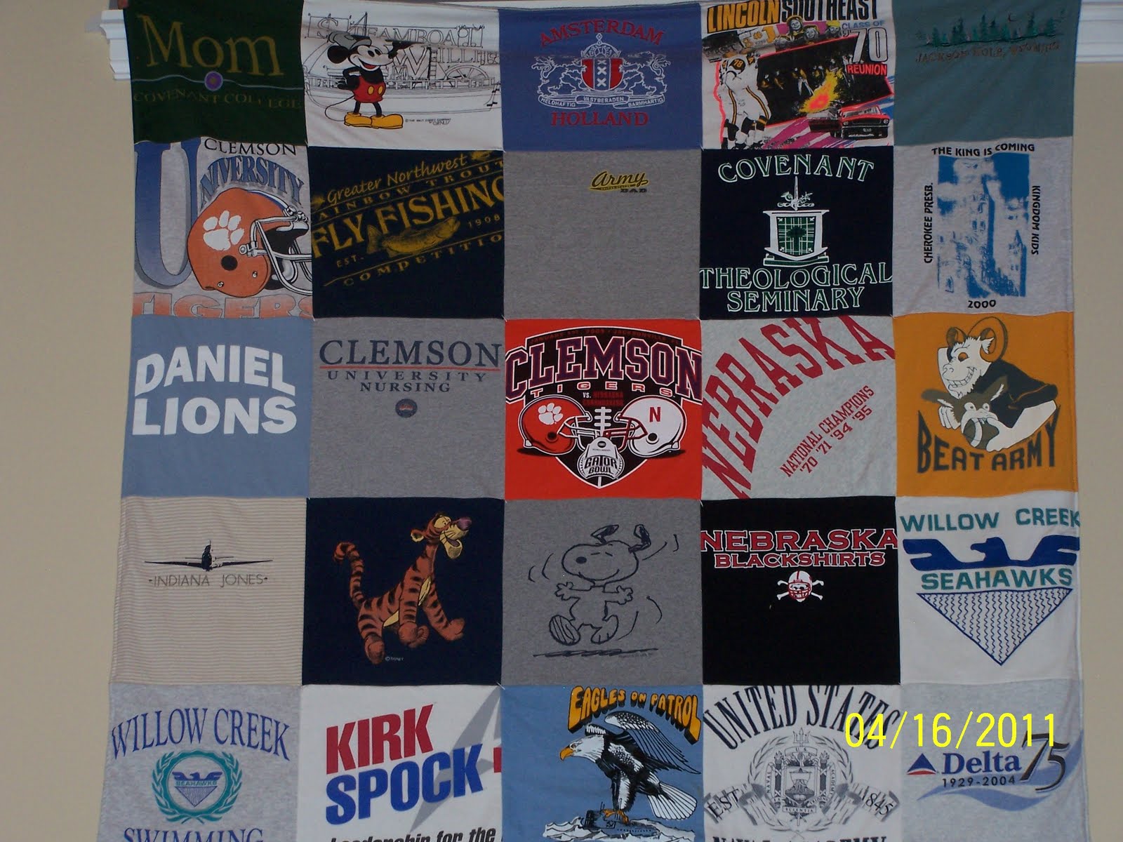 "MemorTee Quilts" and "A Touch of Glass" by Kris: A House Divided ...