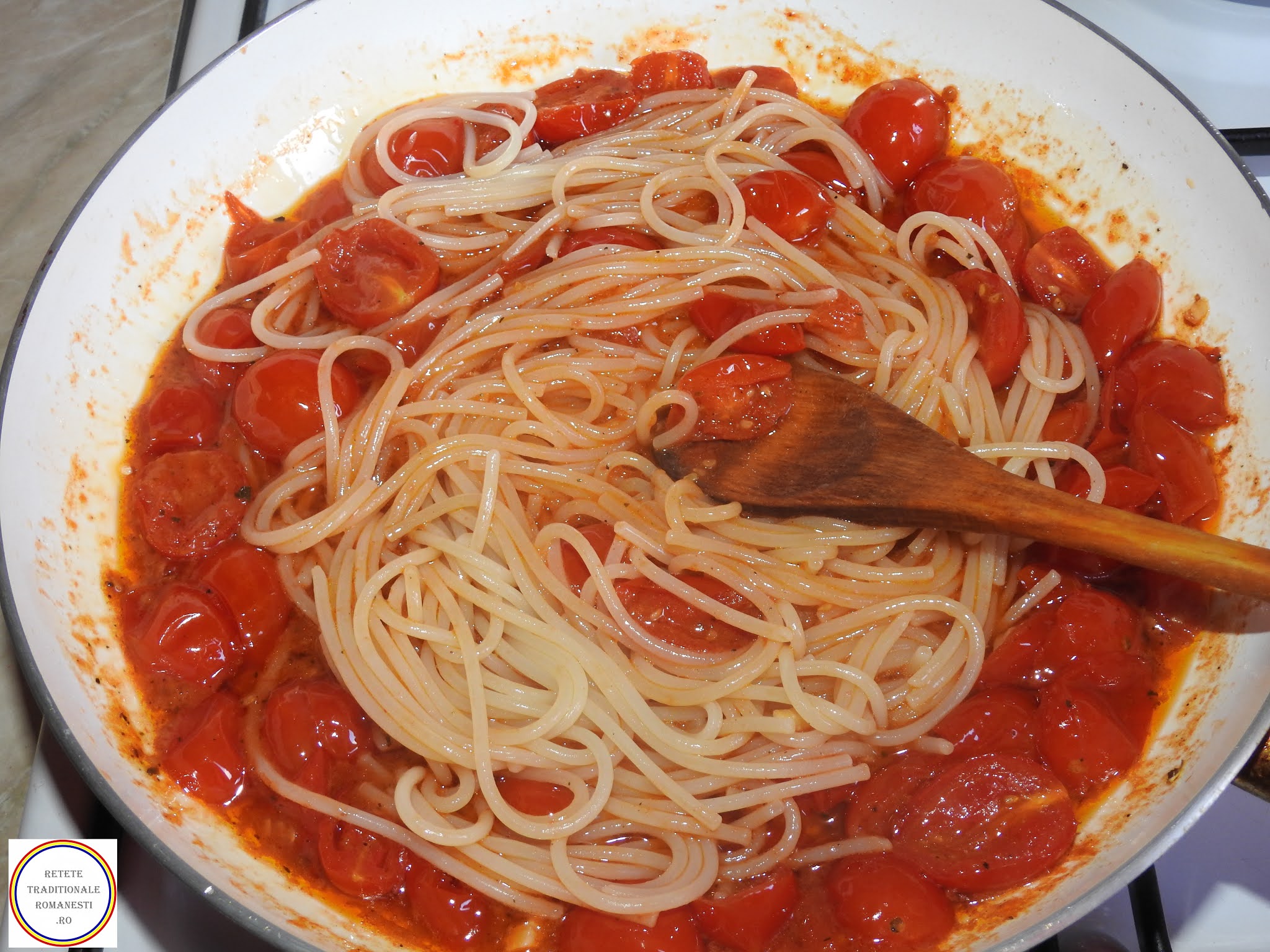 Retete Traditionale Romanesti: Spaghete cu rosii si cascaval