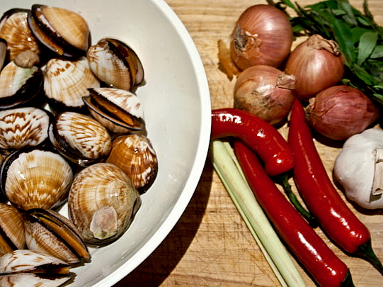 3 hungry tummies: Aromatic Spicy Stir Fried Cockles 香辣炒鮮蚶