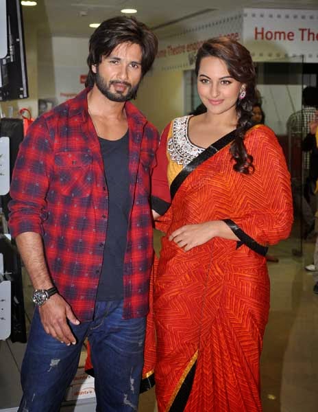 Sonakshi Sinha in red saree at R...Rajkumar movie promotion | electrihot