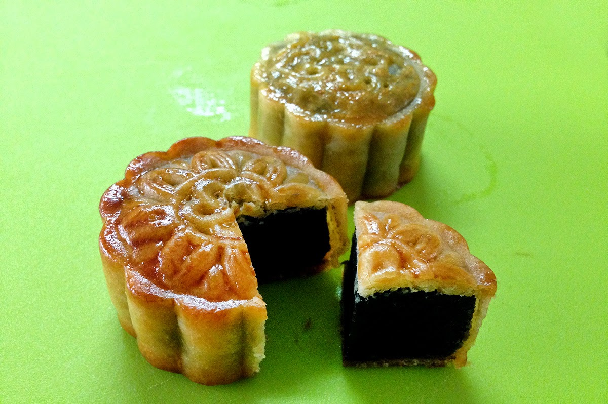 Traditional Black Sesame Lotus Mooncakes - The Dainty Candy