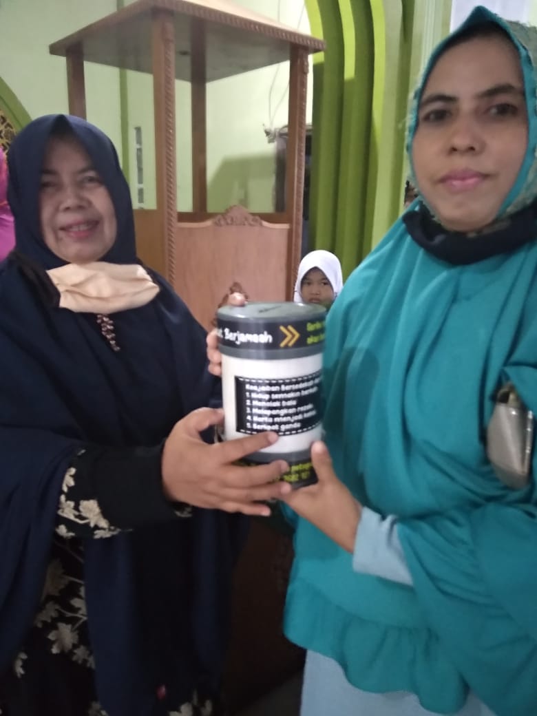 Kaum Ibu Antusias Menerima Tabung Infak - Masjid Al-Muhajirin
