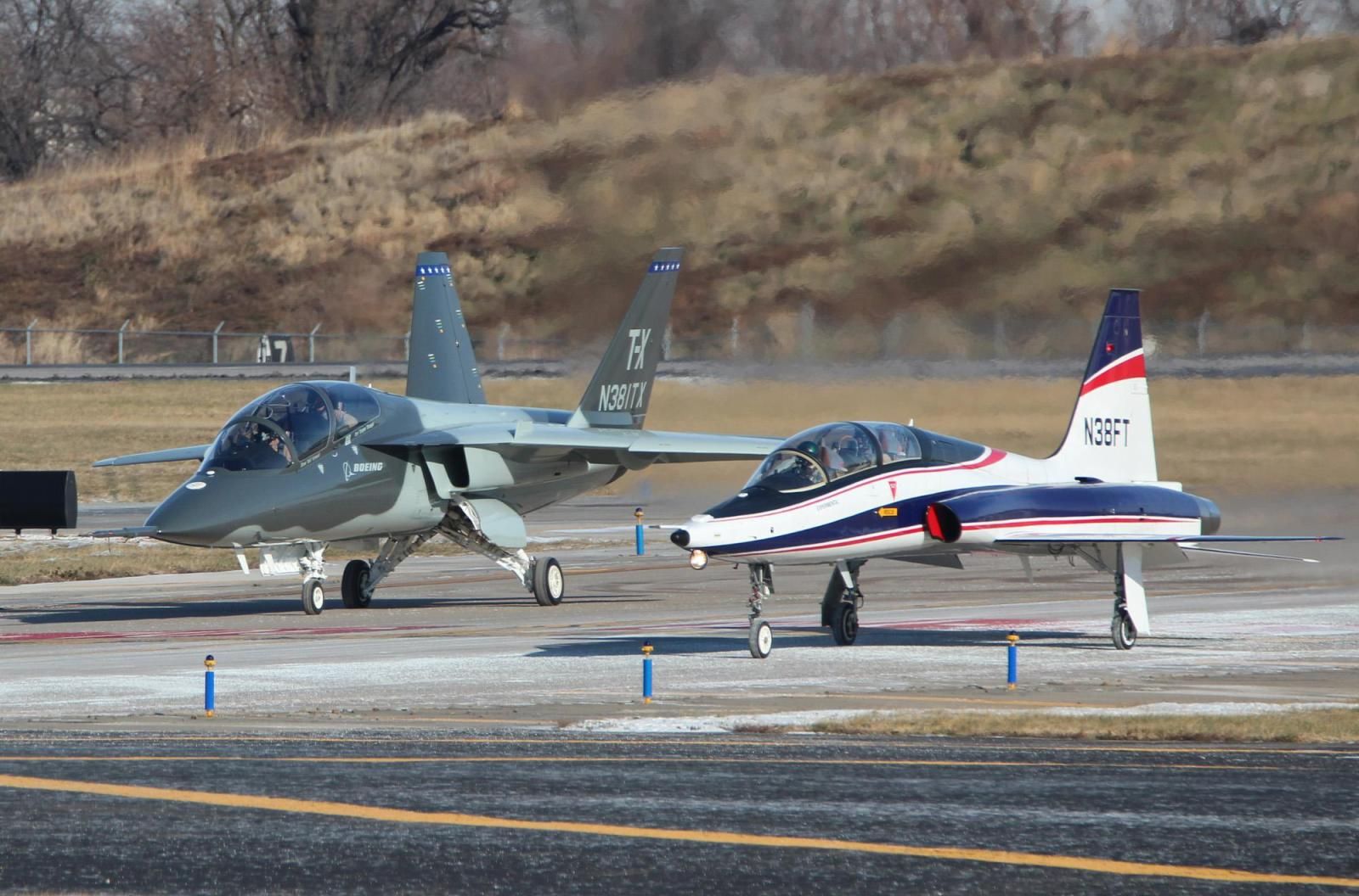 Historia y tecnología militar: Prototipo de entrenador T-X junto a un T-38