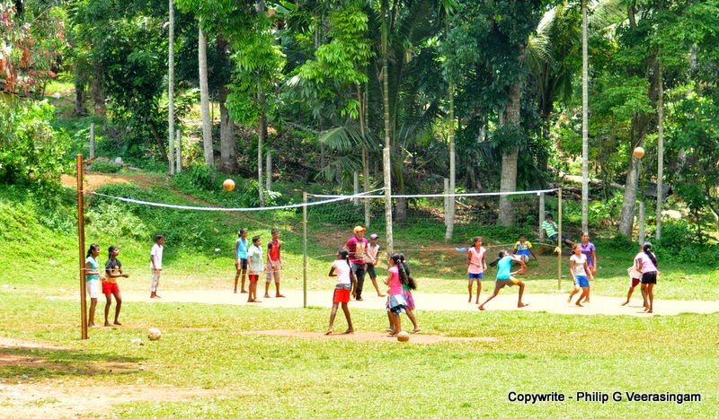 philipveerasingam: Sights on the Kaluaggala - Labugama road, Sri Lanka.