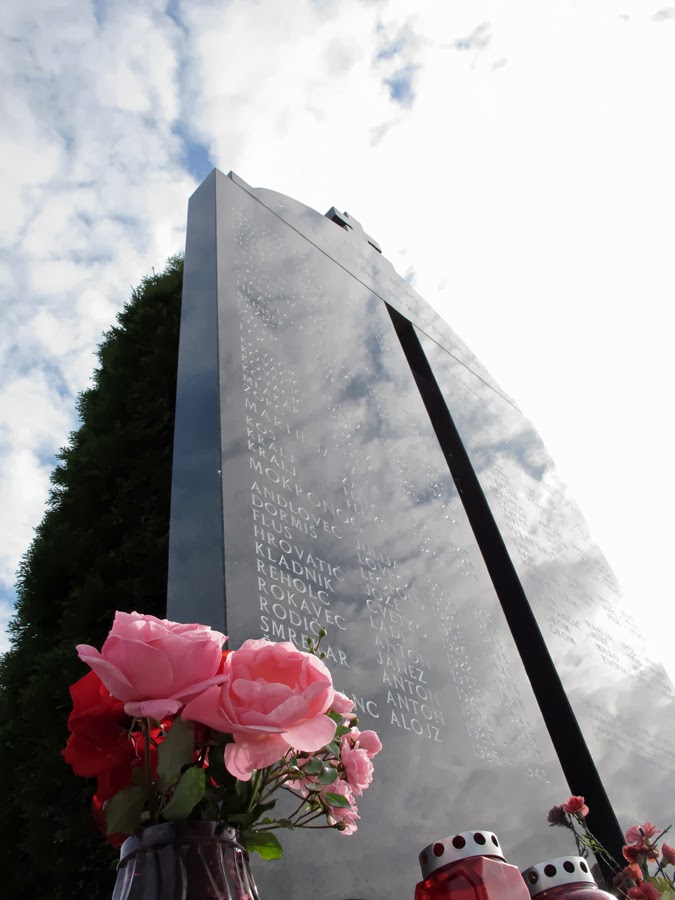 Simboli polpretekle zgodovine: MOKRONOG – Spomenik zamolčanim žrtvam