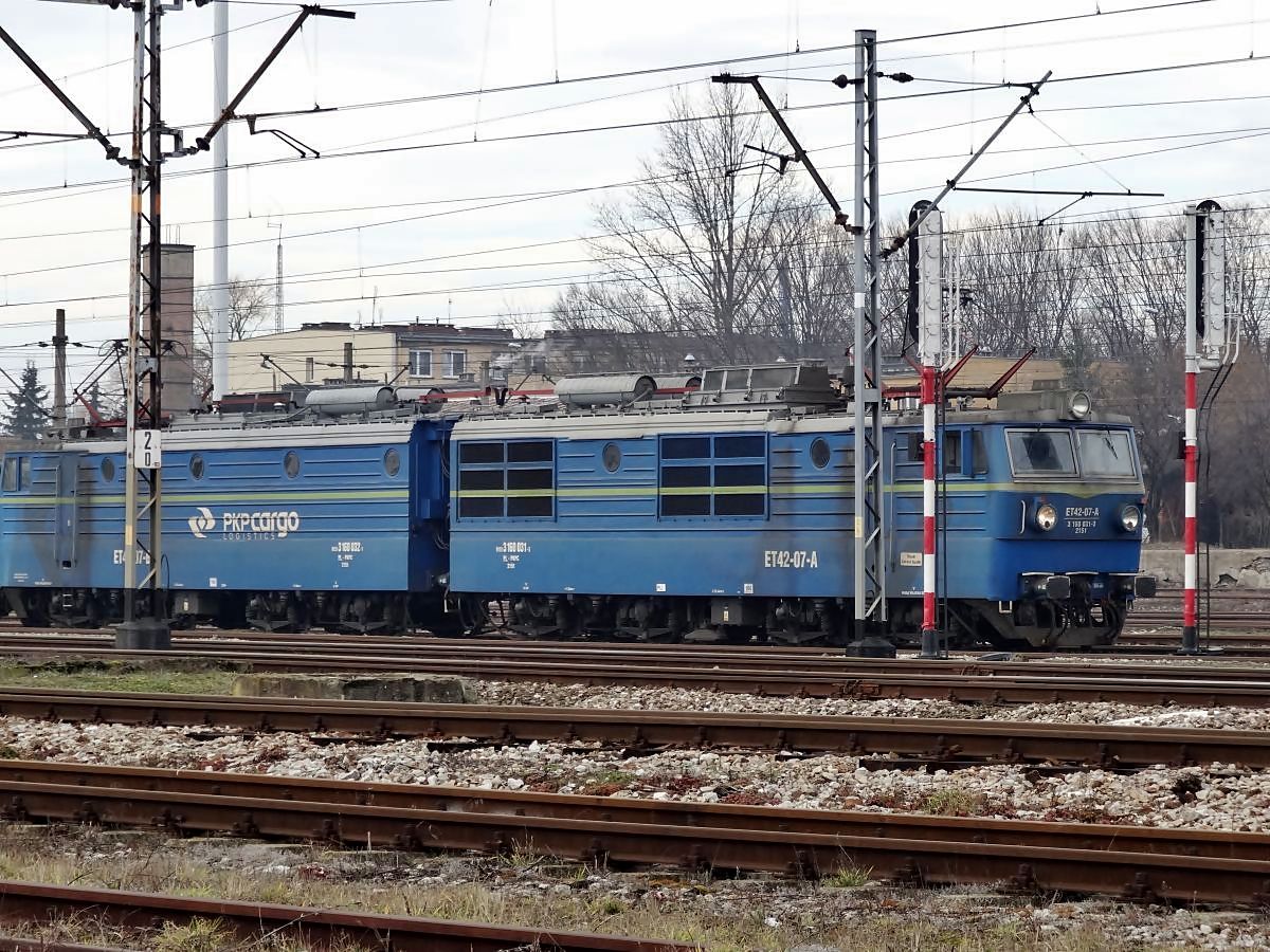 ET42-007 czyli ET42-07 na pustej stacji Kielce Herbskie | Kolejowe Kielce