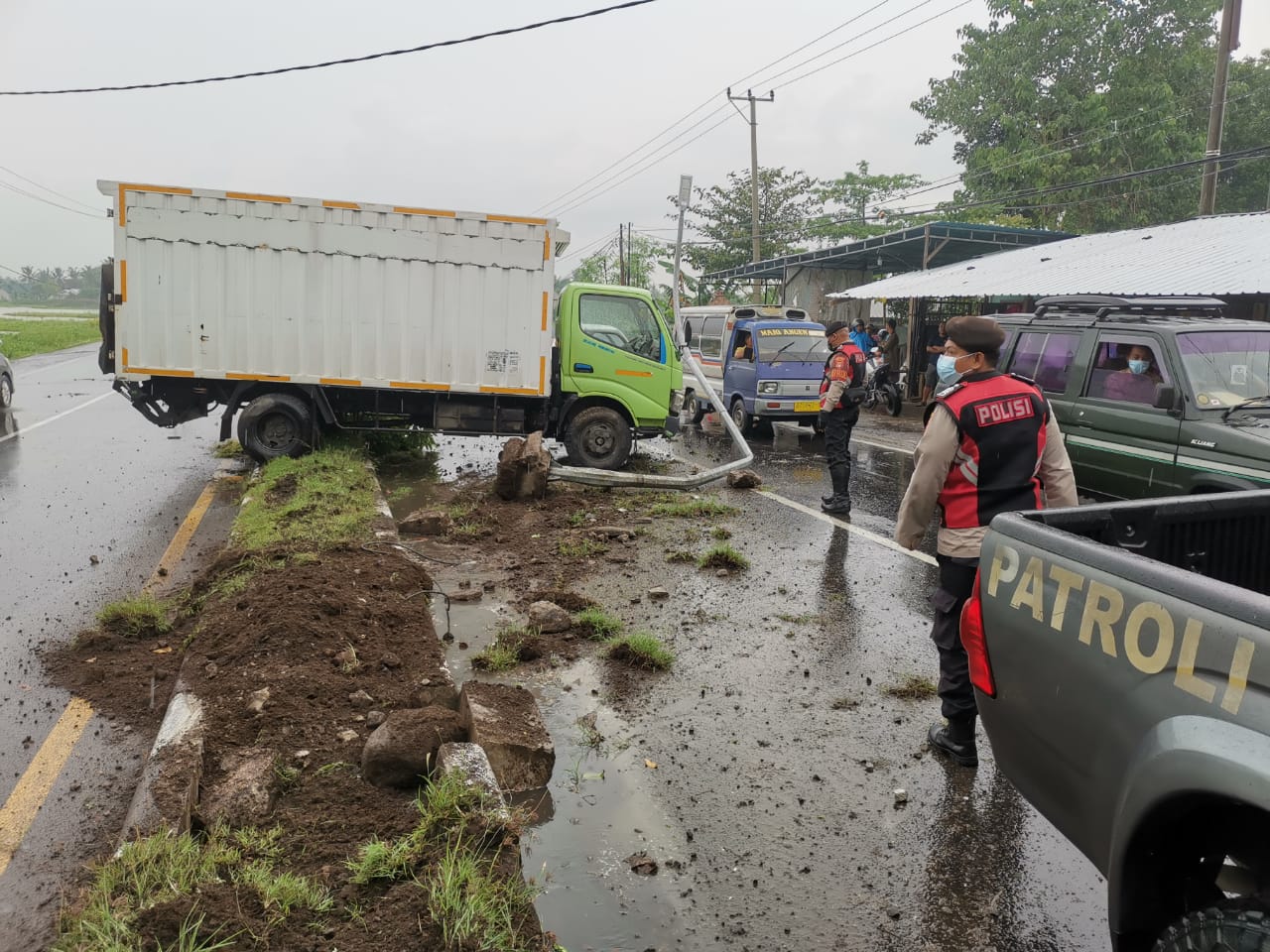 Jalan Licin, Truk Box Tabrak Pembatas Jalan di Praya Lombok Tengah