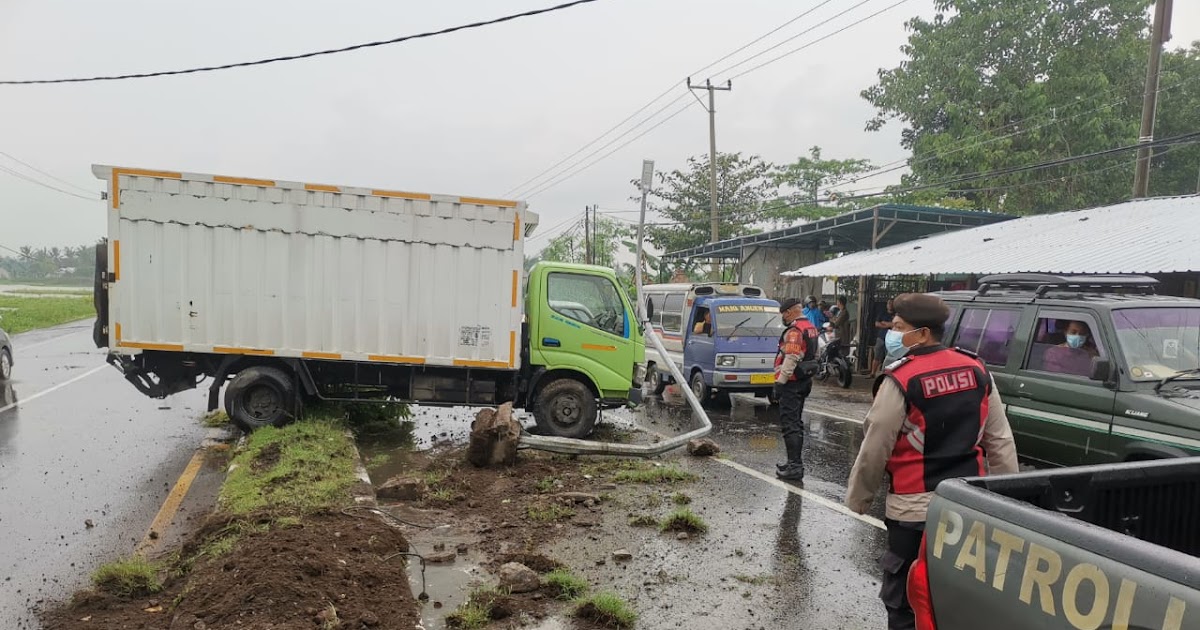 Jalan Licin, Truk Box Tabrak Pembatas Jalan di Praya Lombok Tengah