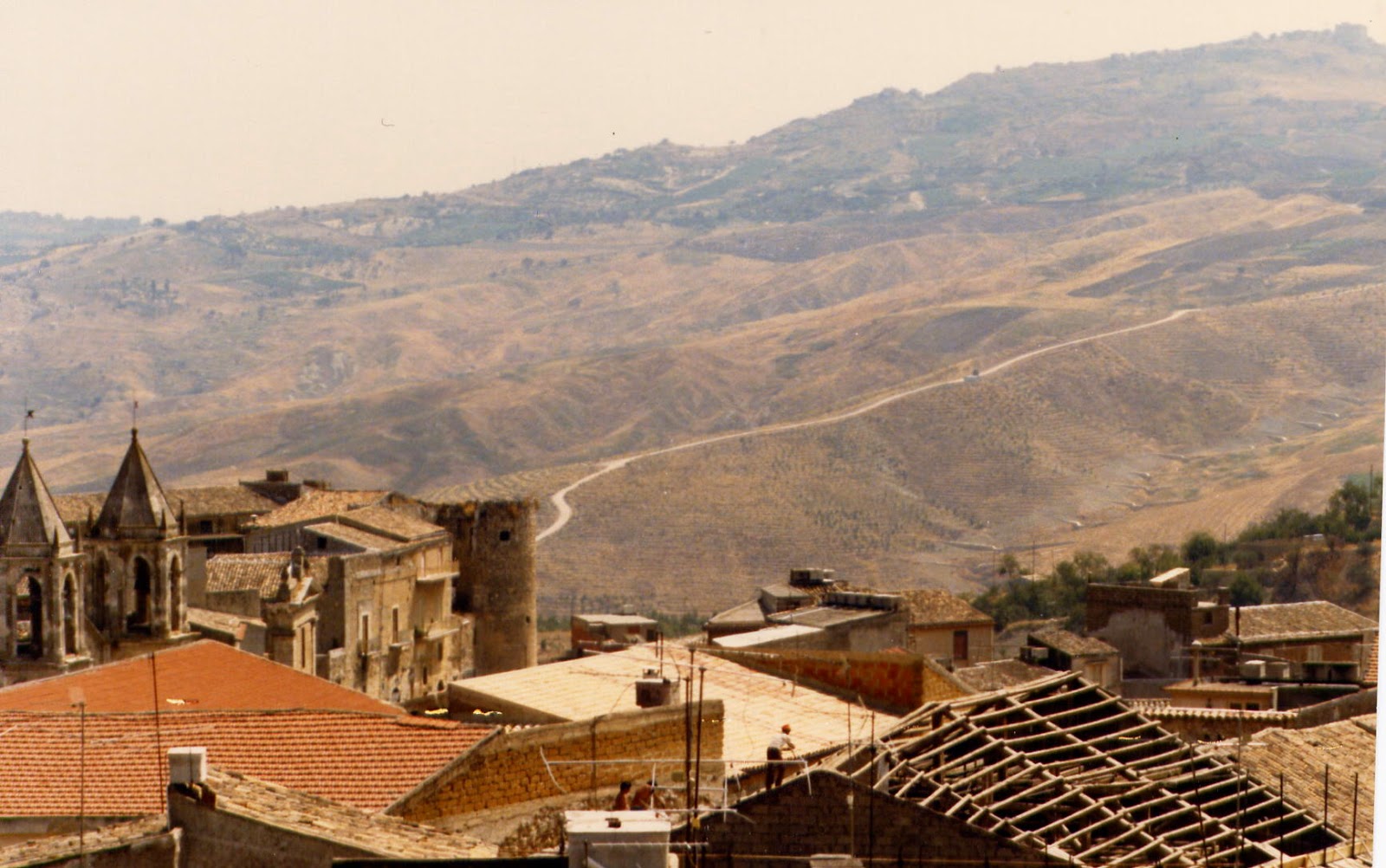 Contra Omnia Racalmuto: Racalmuto: da un Medioevo all'altro!!!