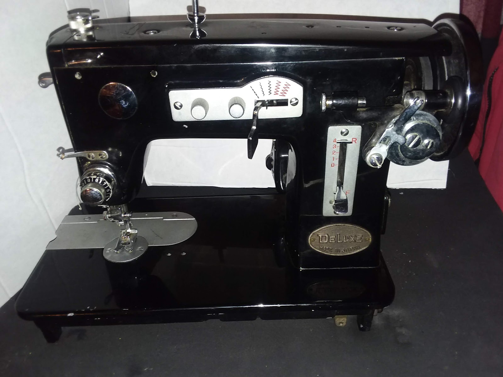 WHITE 768 3/4 size zigzag vibrating shuttle sewing machine bait and switch