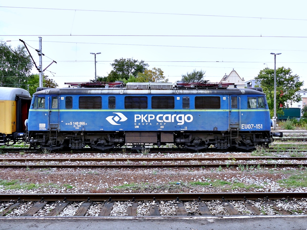 EU07-151 z wagonami pomiarowymi na stacji Kielce | Kolejowe Kielce