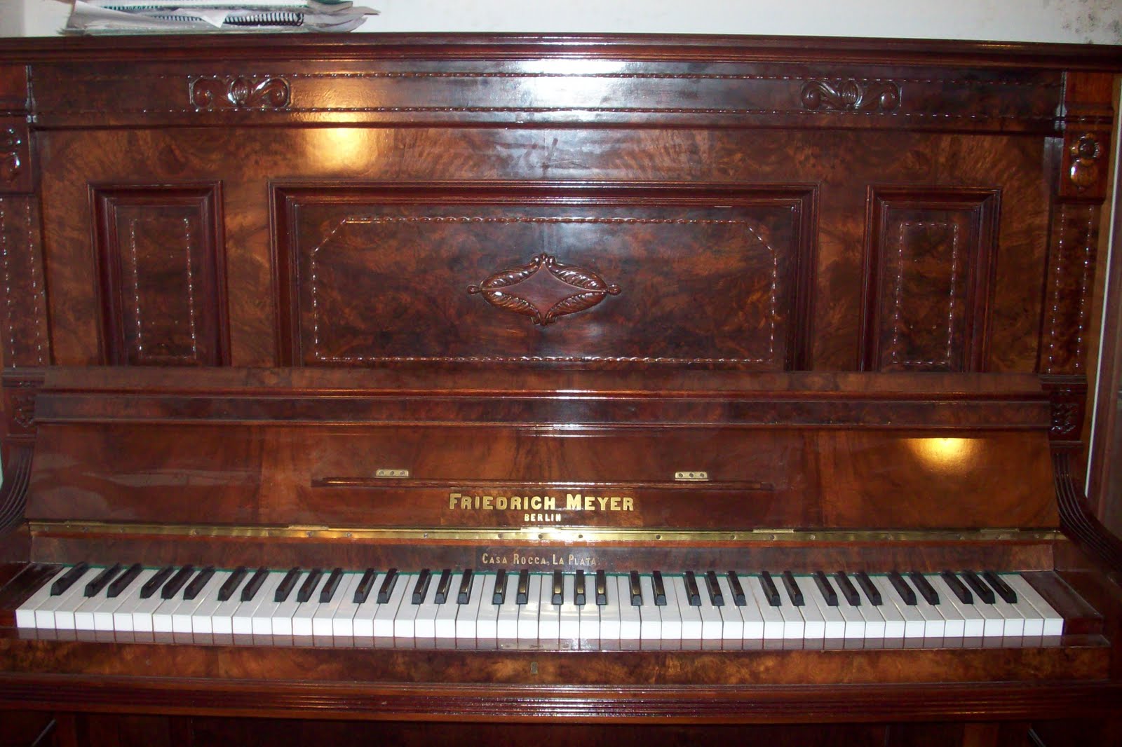 Piano Vertical Aleman Meyer: EL MUEBLE ES DE RAIZ DE NOGAL, ESTA EN ...