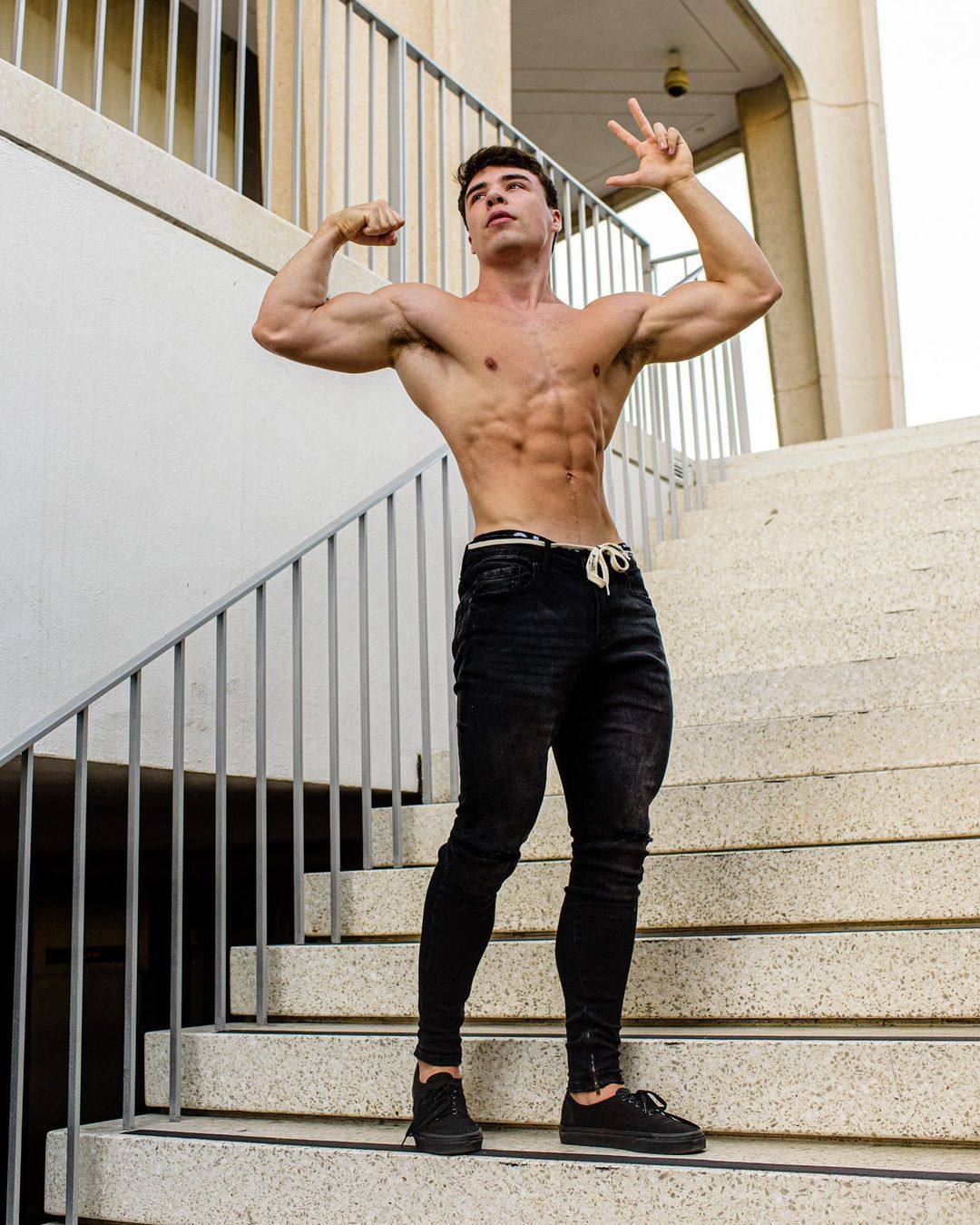 YOUNG BODYBUILDER – Lexx Little – Monday XYZ